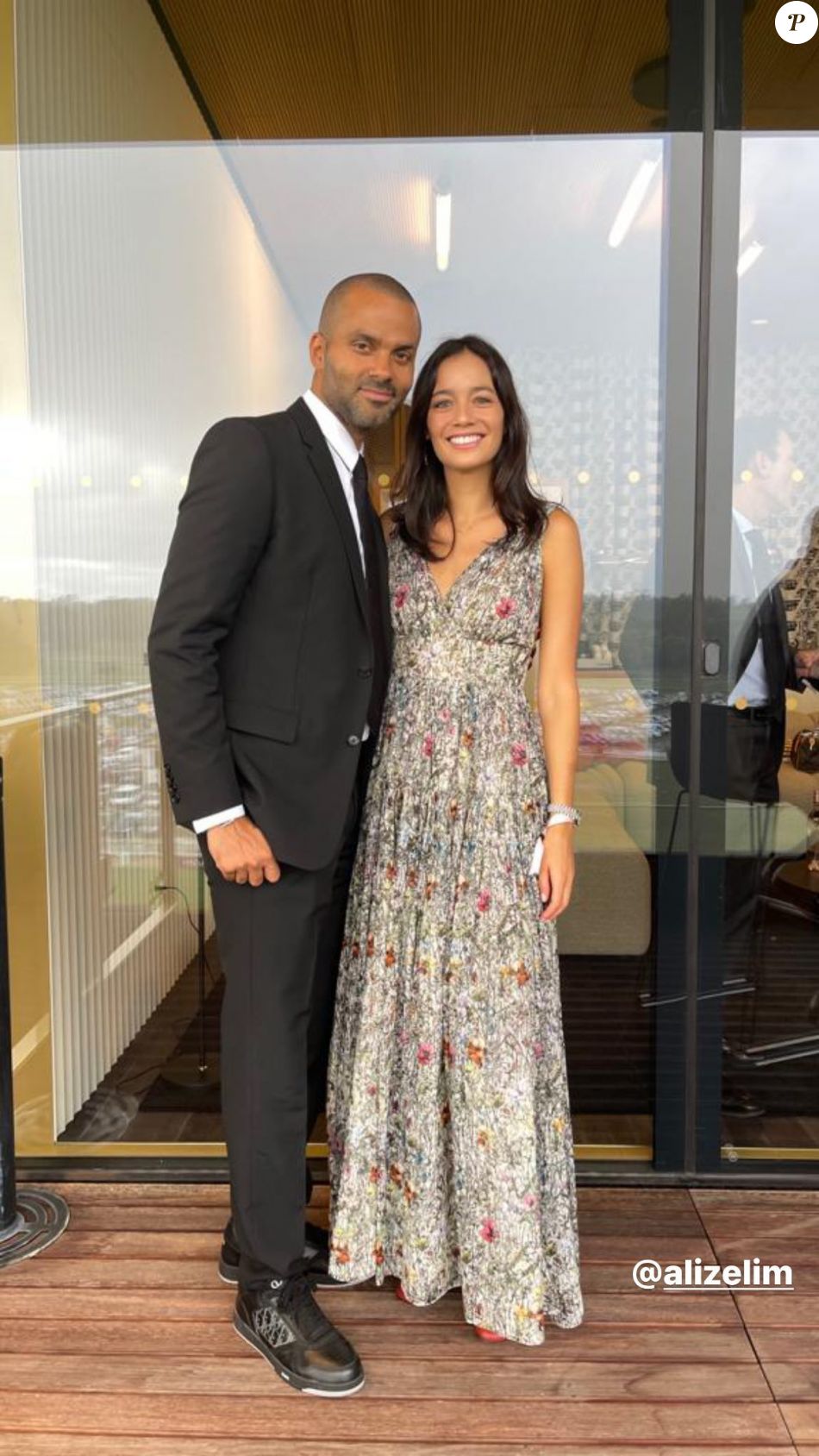 Tony Parker et Alizé Lim au Prix de l'Arc de Triomphe. - Purepeople