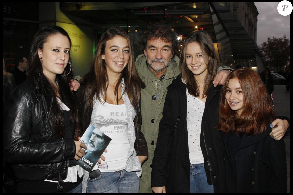 Olivier Marchal entre ses filles Léa, Zoé et des amies - Avant-première ...