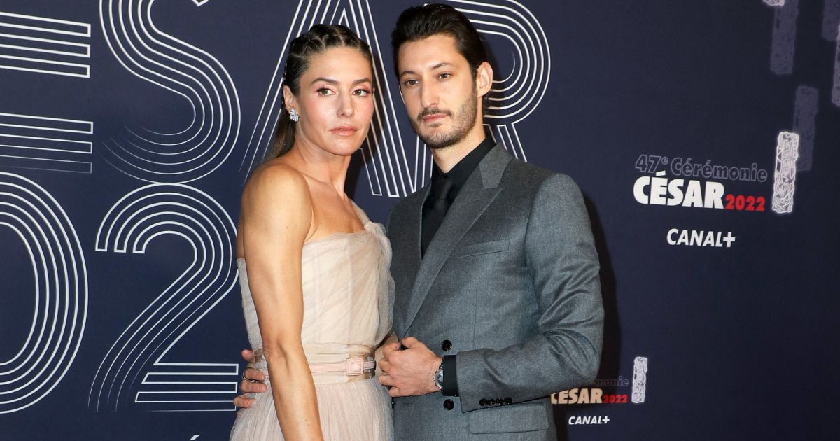 Pierre Niney et sa compagne Natasha Andrews (habillée en Dior et bijoux Van Cleef & Arpels ...