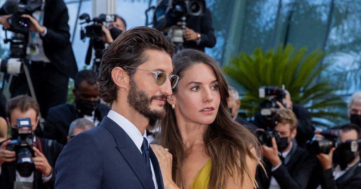 Pierre Niney et Natasha Andrews - Montée des marches du film « OSS 117 ...