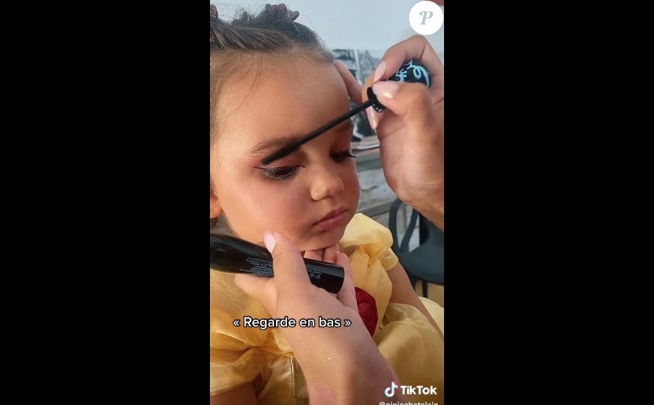 Annily Chatelain maquille sa petite soeur Maggy. Tiktok. - Purepeople