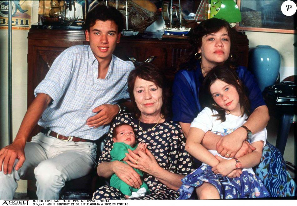 Annie Girardot en famille à Rome en 1995 - Purepeople