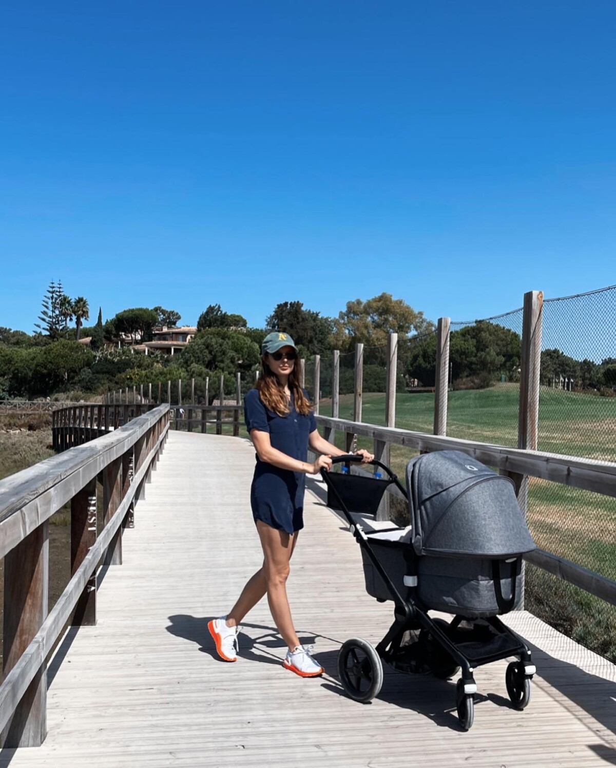 Photo : Ilona Smet se promène avec son fils. Instagram. Le 29 août 2022. - Purepeople