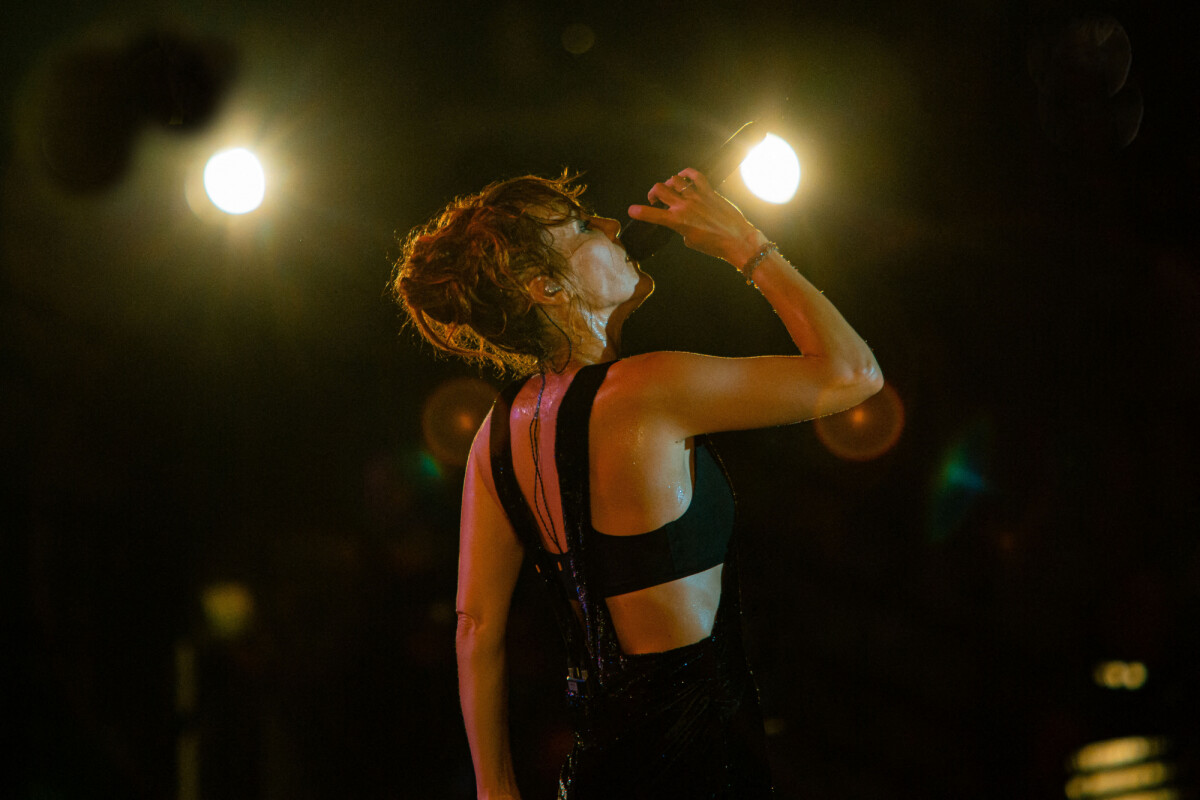 Photo : Zaz se produit sur la scène lors du 56 ème festival international de Carthage (Tunisie ...