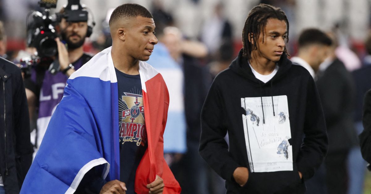 Kylian Mbappe (PSG) et son frere Ethan - Football : Match Ligue 1 Uber ...