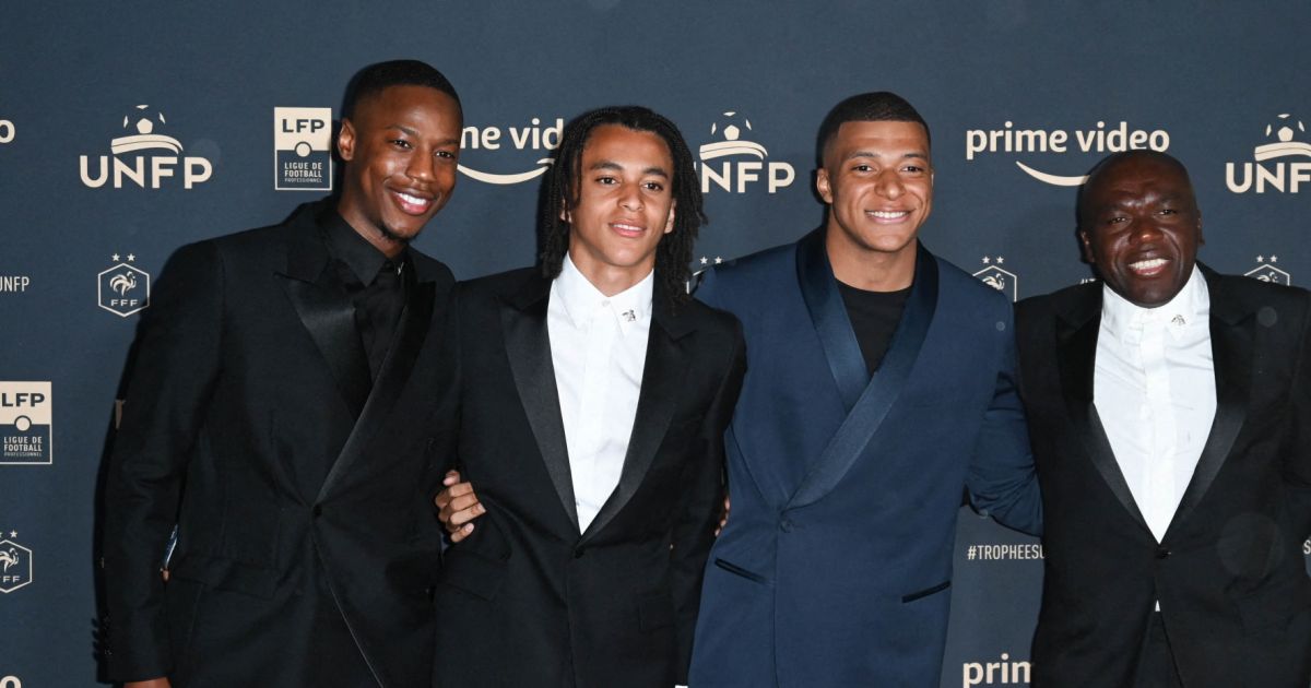 Kylian Mbappé avec son frère Ethan Mbappé et son père Wilfrid Mbappé ...