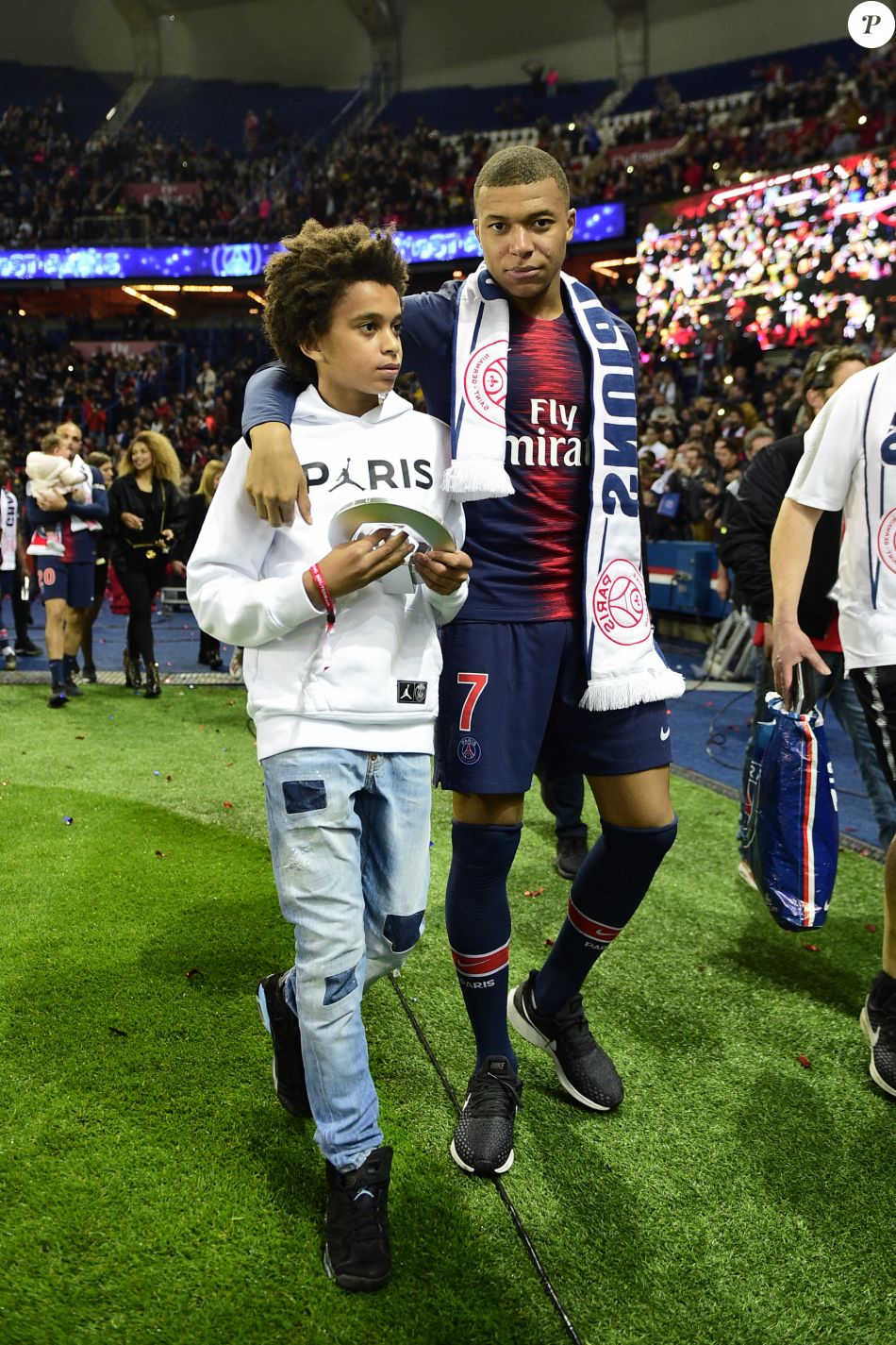 Kylian Mbapp Et Son Fr re Ethan Le PSG C l bre Son Titre De Champion