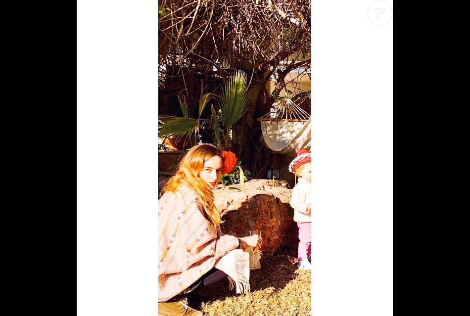 Elisha, la fille de Jérémie Renier, sur Instagram, avec sa mère Laura ...