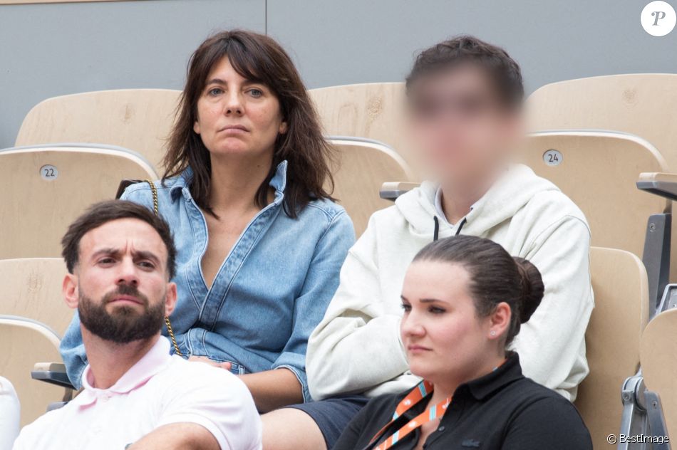 Estelle Denis et son fils Merlin Domenech - People des les tribunes des ...