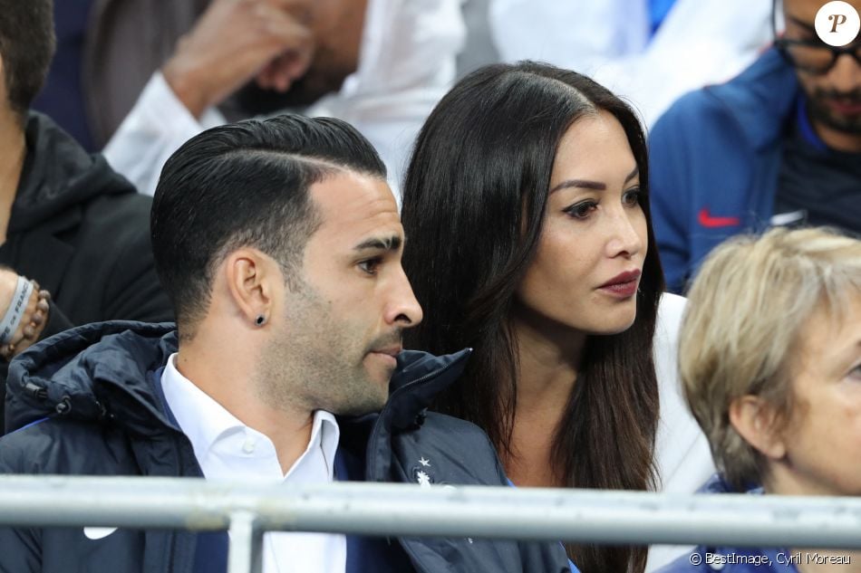 Adil Rami et sa compagne Sidonie Biémont enceinte lors du match du ...