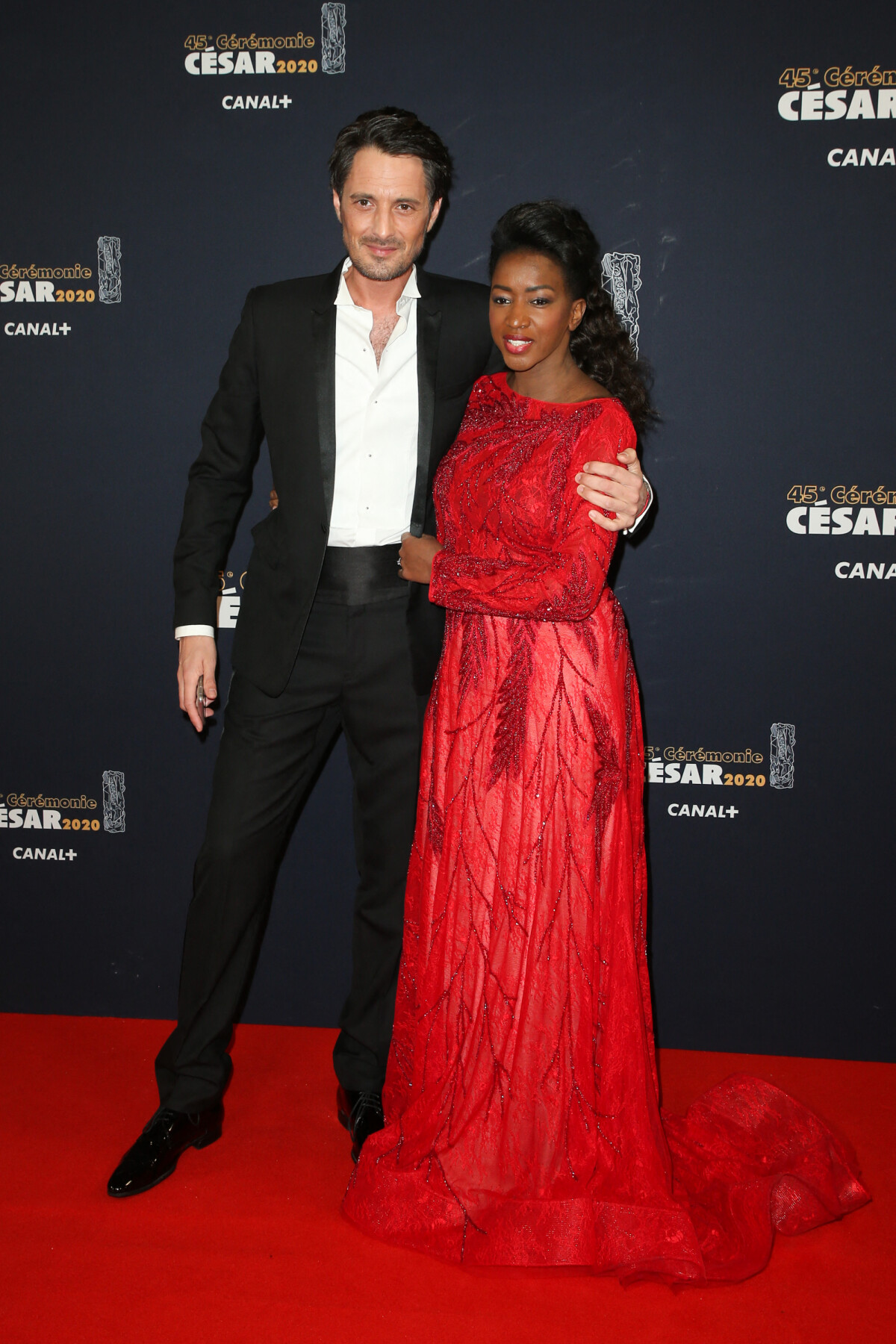 Photo : Vincent Cerutti et sa compagne Hapsatou Sy lors du photocall ...