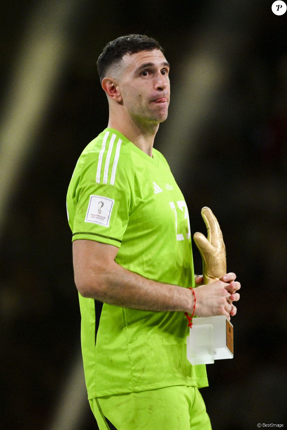 Emiliano Martinez - Remise du trophée de la Coupe du Monde 2022 au ...