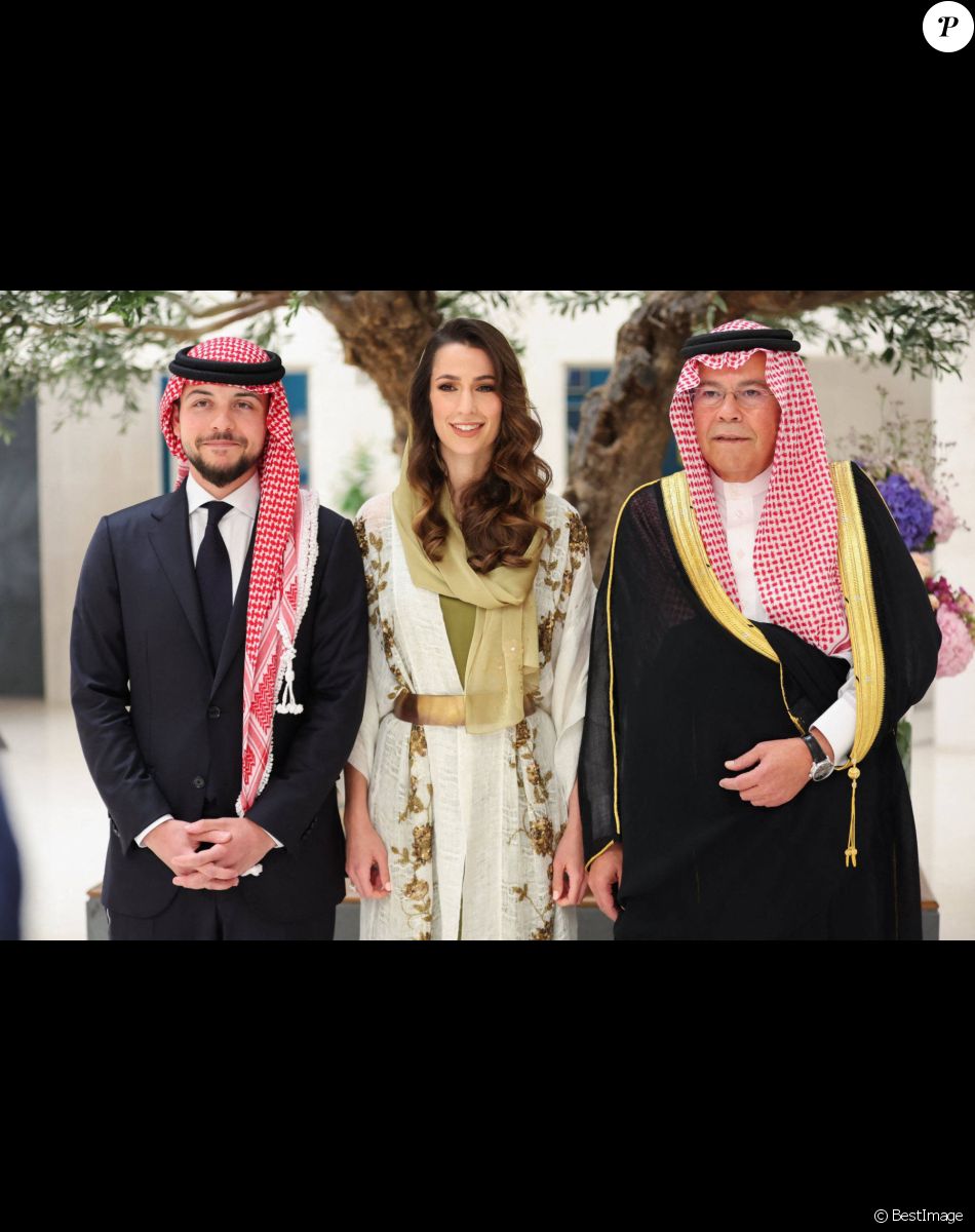 Rania de Jordanie, radieuse : Rare photo entourée de ses 4 enfants, la belle Iman son portrait ...