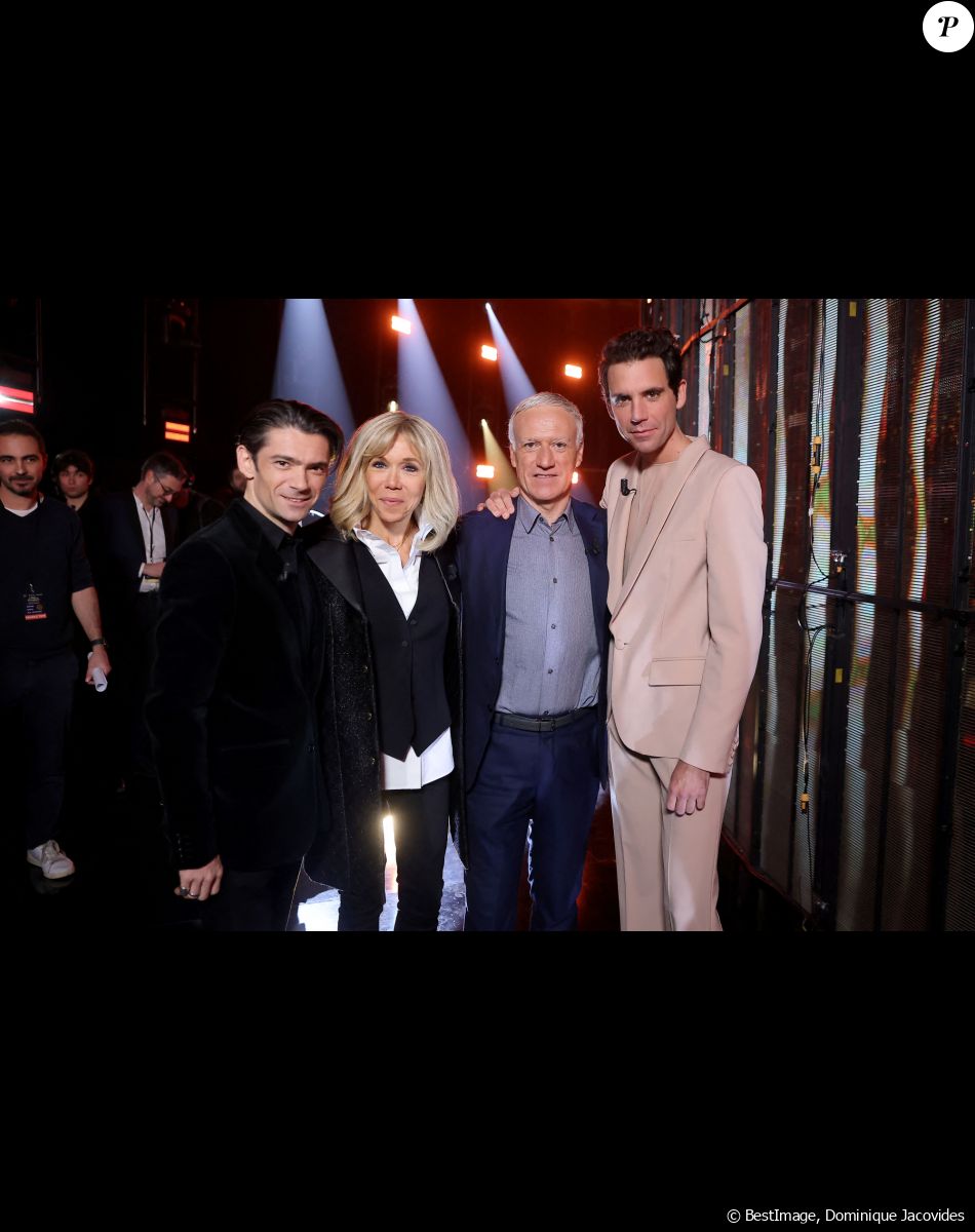 Emmanuel et Brigitte Macron : Heureux en famille devant Didier ...