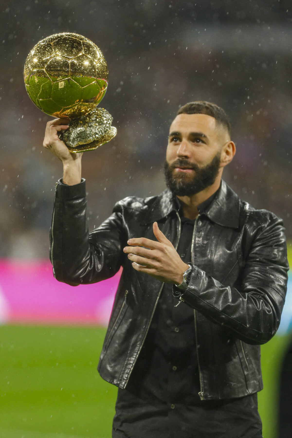Photo Karin Benzema Présente Son Ballon Dor Aux Supporters Dans Le