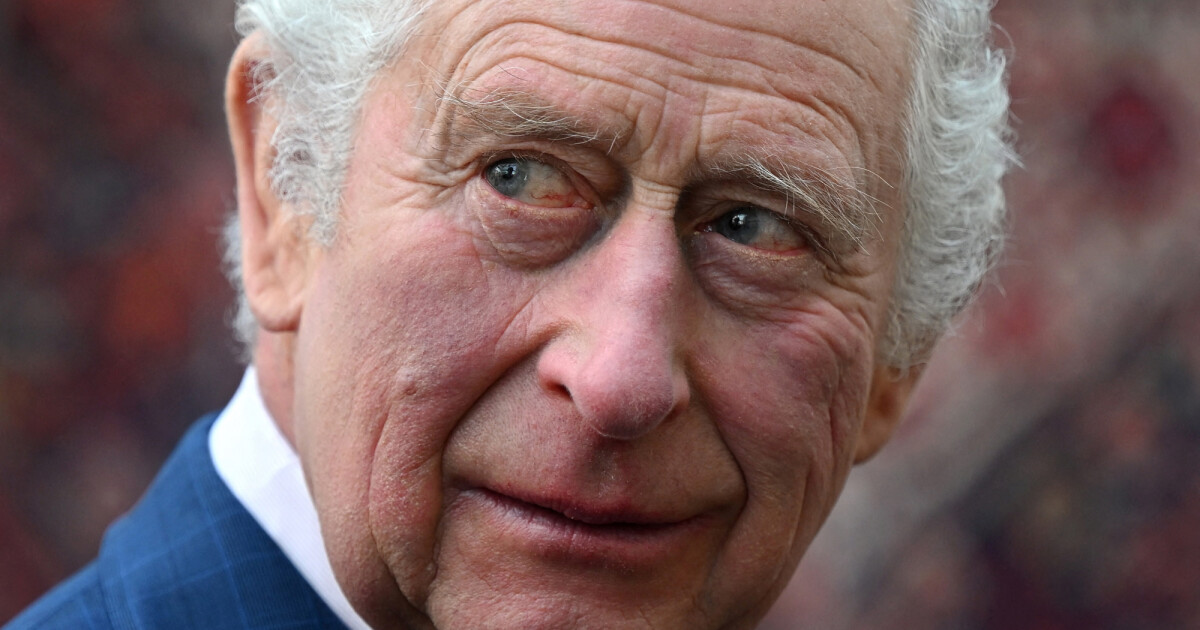 Charles III pris en flagrant délit coquin ? Son regard n'est pas passé ...