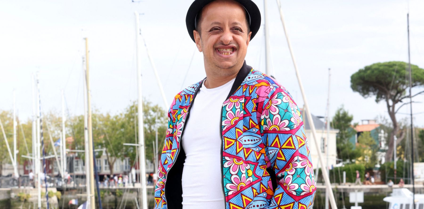 "Il est plus beau que moi" : Booder présente son frère pour la première ...