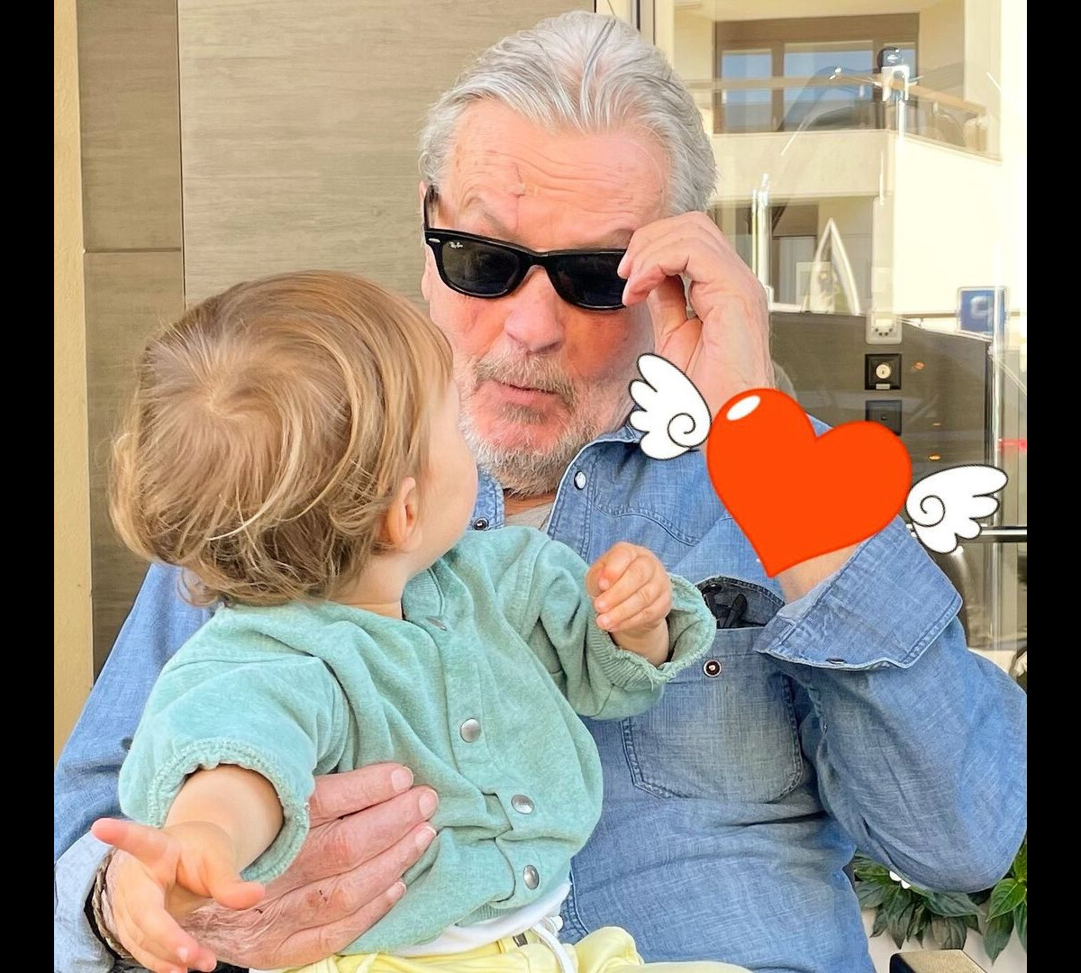 Photo : Alain Delon et son petit-fils Lino. Le 10 octobre 2021 ...