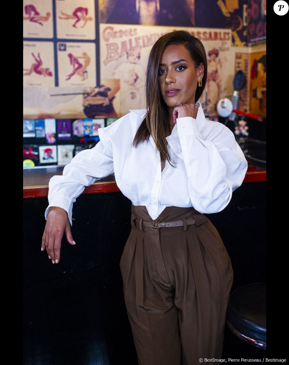 Amel Bent canon et sexy en robe rose décolletée dans The Voice : le ...