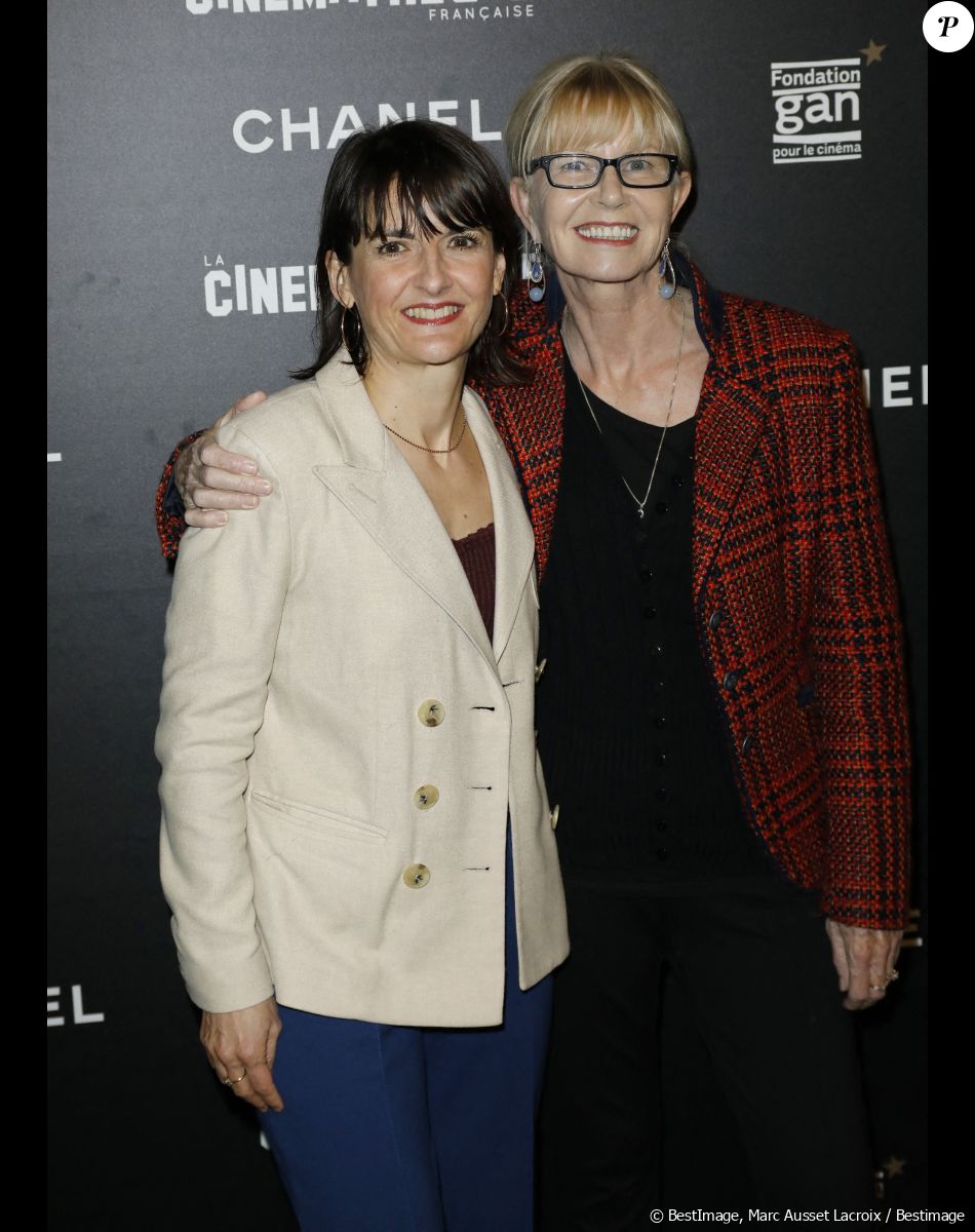Isabelle Huppert divine en velours, Marina Fois en cuir et casquette ...