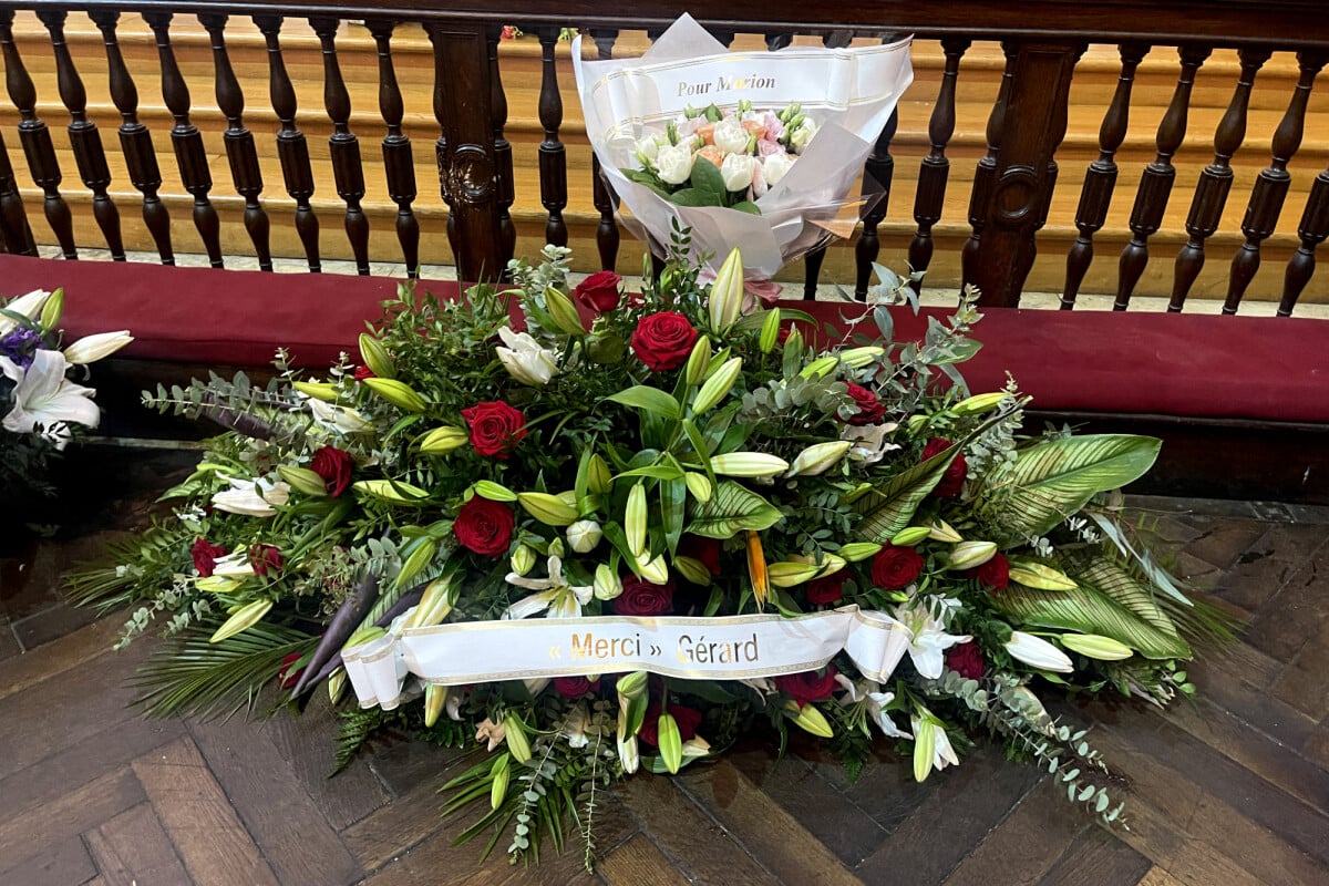 Photo : Un bouquet de lys et de roses rouges, accompagné d'un sobre ...