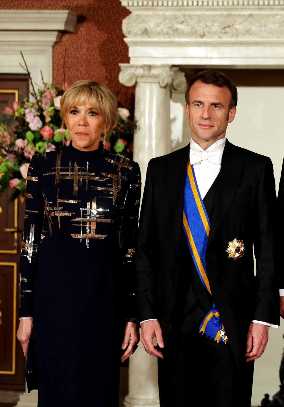 Photo : Brigitte Macron portait une magnifique robe sombre moulante ...