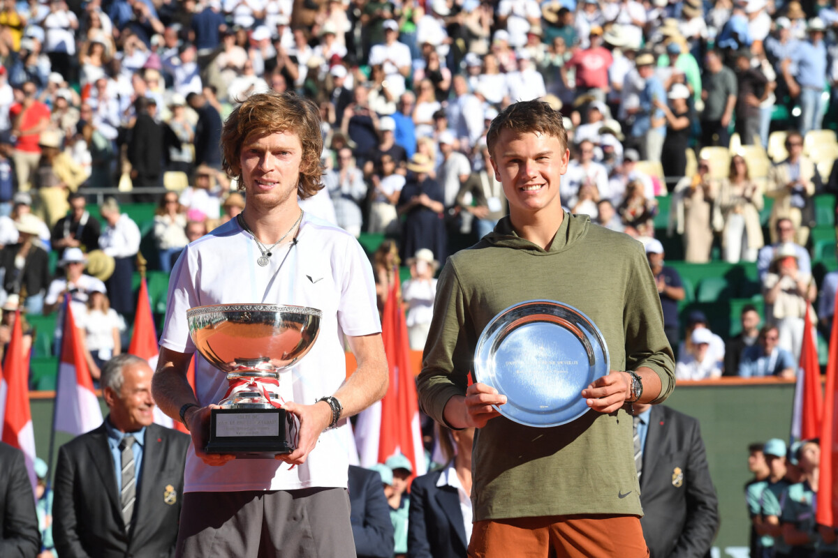 Photo : Le Russe a gagné un match à rebondissements. Andrey Rublev, Holger Rune - Finale homme ...