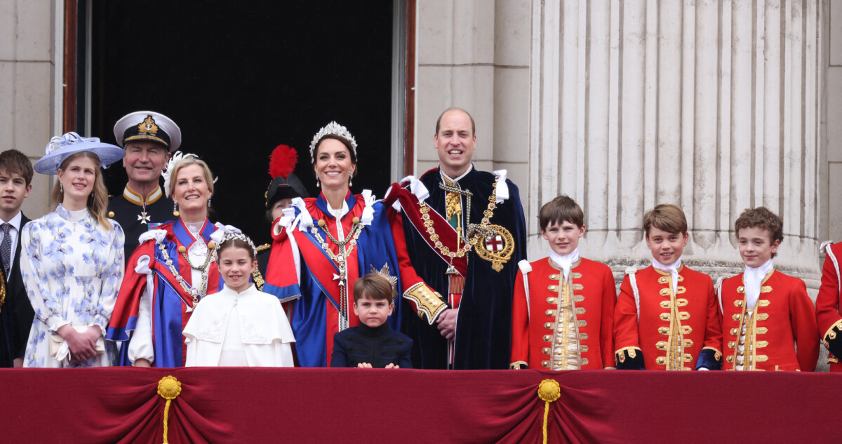 Photo : Ian Vogler - Mirrorpix - La famille royale britannique salue la ...