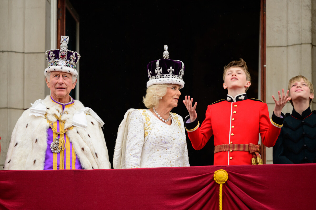 Photo : La famille royale britannique salue la foule sur le balcon du ...