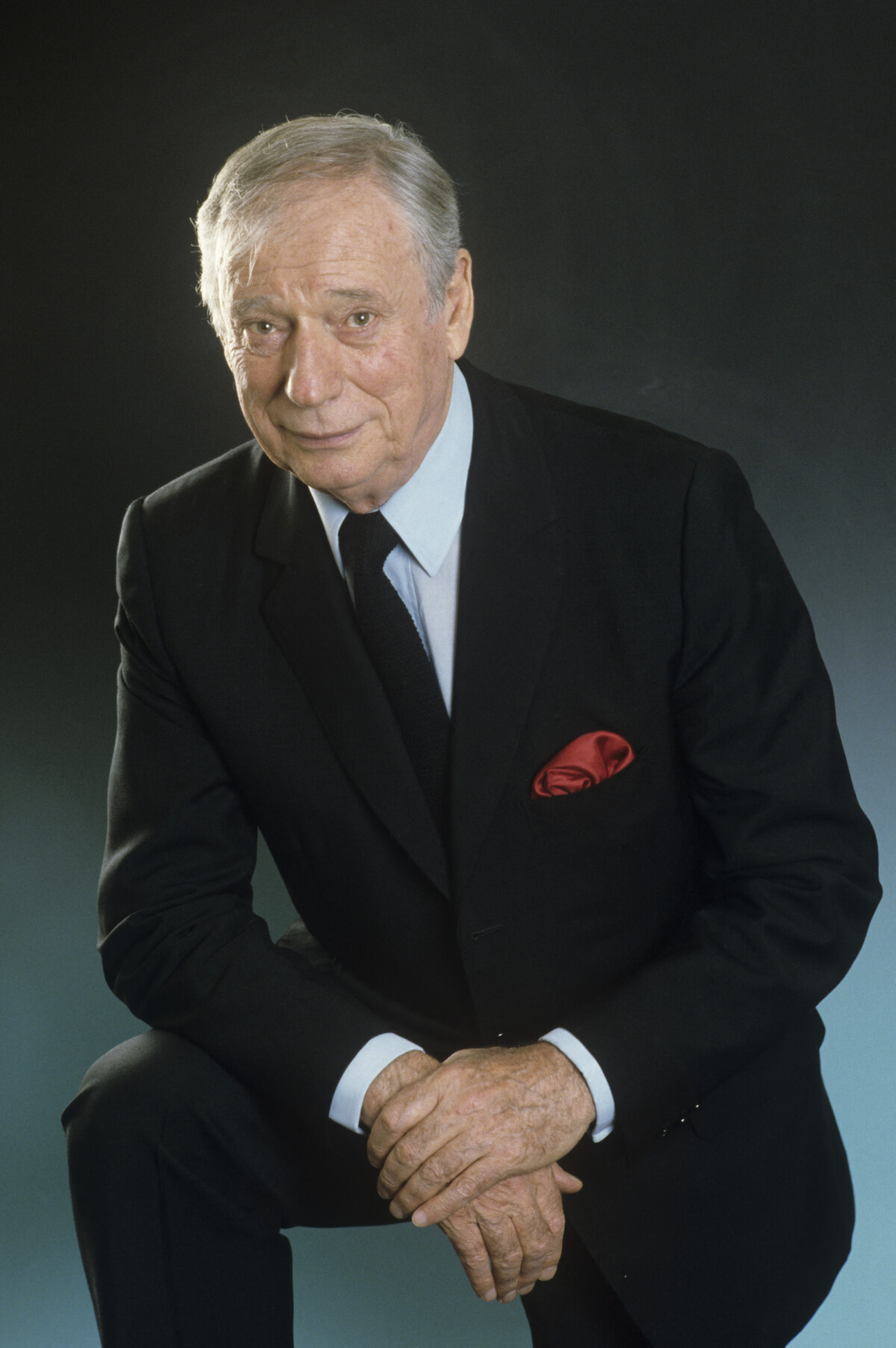 Photo : En France, à Paris, portrait studio d'Yves Montand. Septembre ...