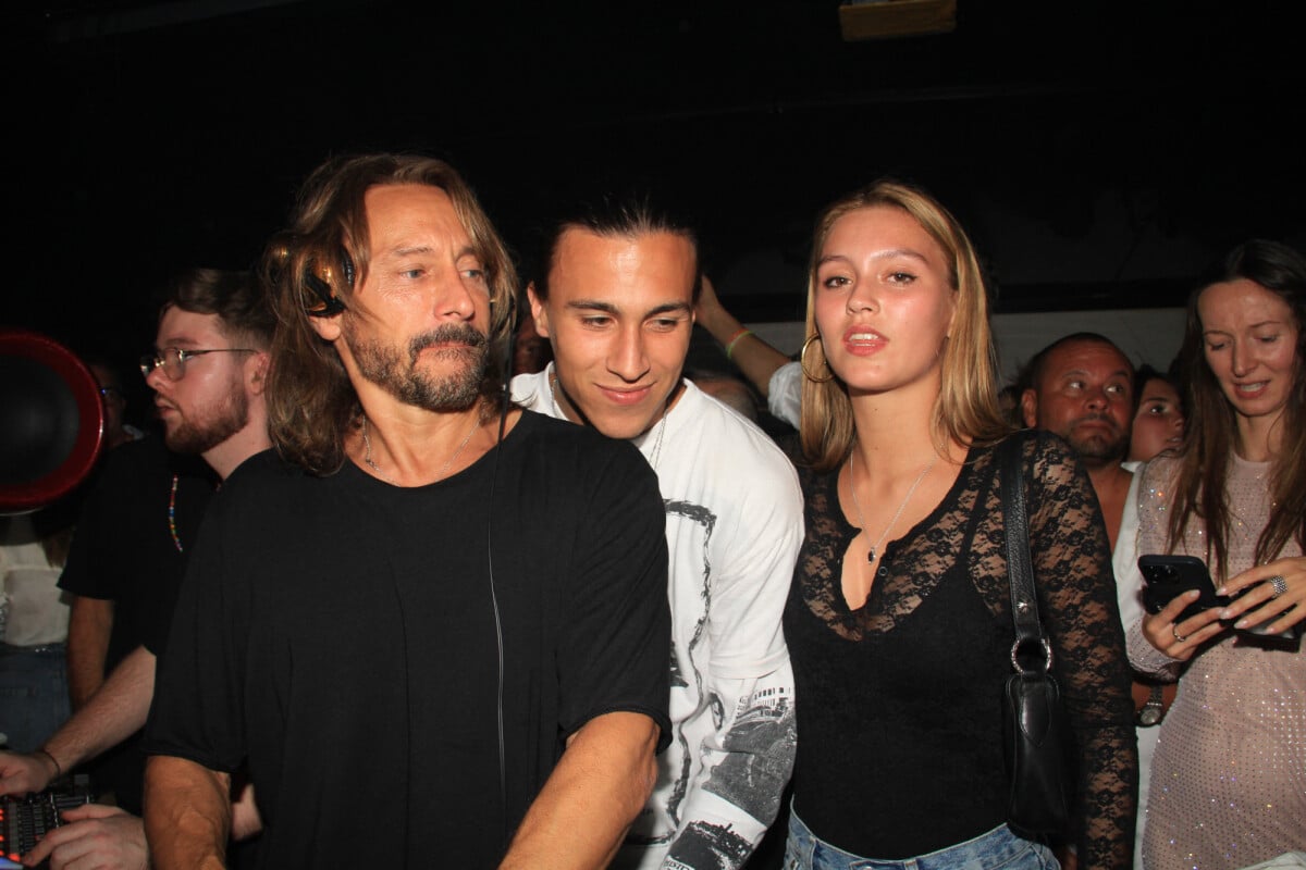 Photo : Deux jeunes clubbers qui se sont éclatés en écoutant les sons ...