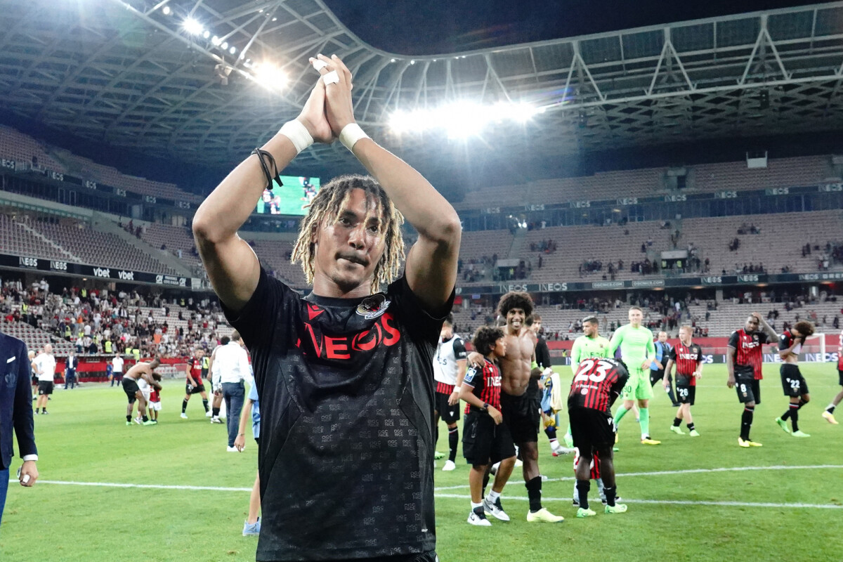 Photo : Alexis Beka Beka menace de sauter. Alexis Beka Beka (OGC Nice ...