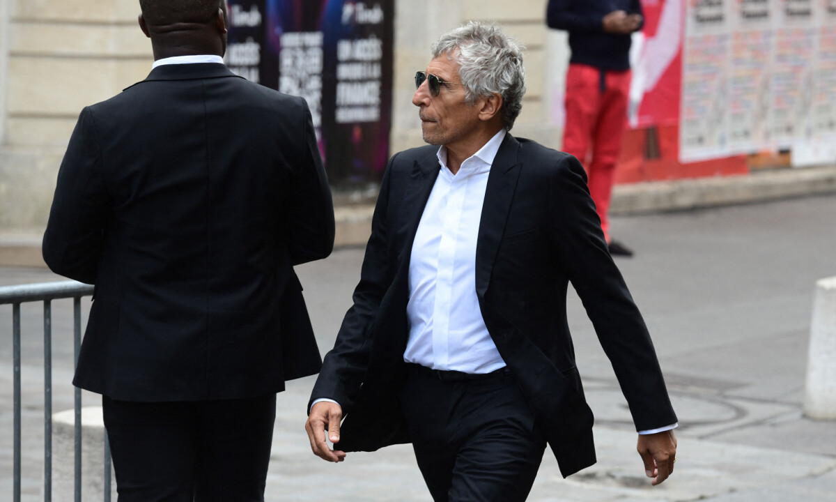 Photo : Nagui - Arrivées des célébrités aux obsèques de Jane Birkin en l'église Saint-Roch à ...