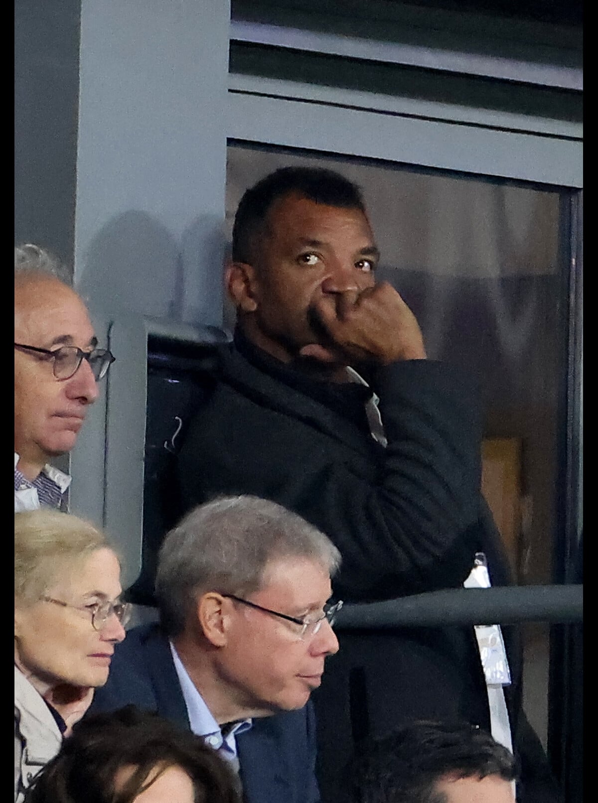 Photo : Emile Ntamack dans les tribunes lors de la demi-finale de la ...