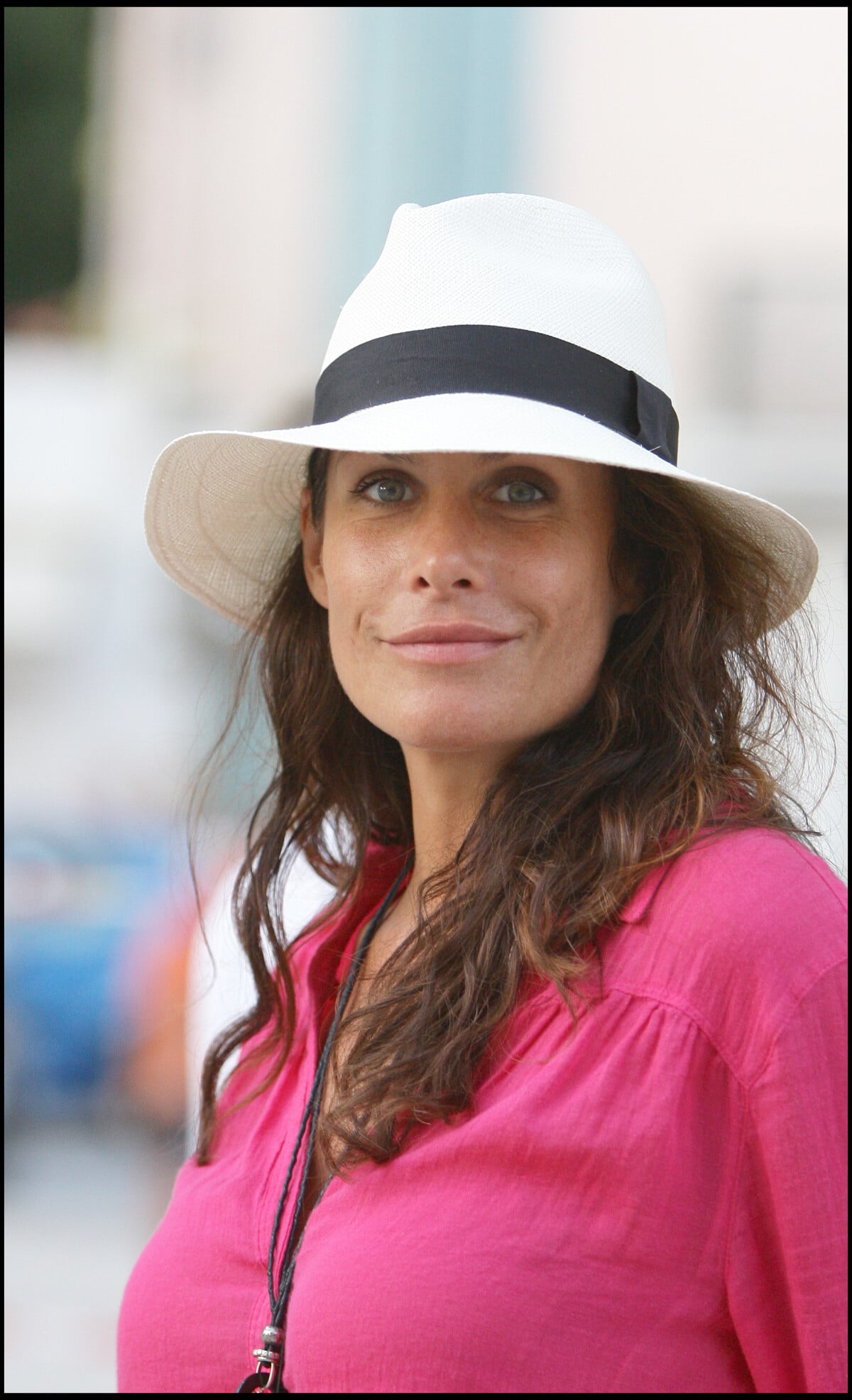 Photo : Astrid Veillon fait une partie de pétanque sur la place des ...