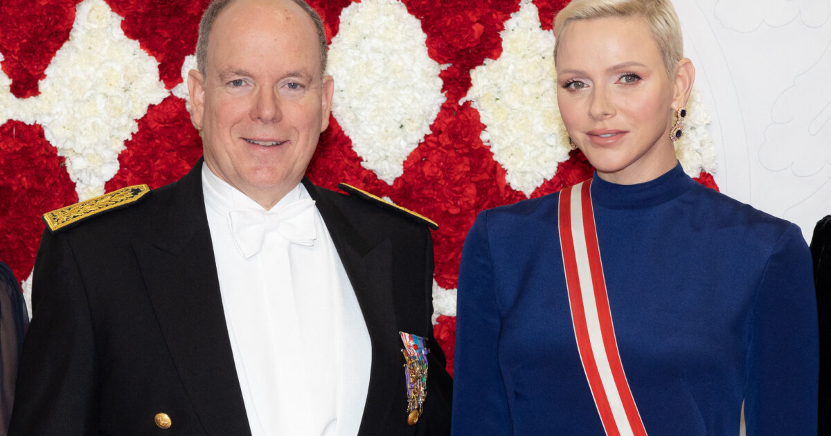 Charlene de Monaco : Bouche rouge et robe smoking face à Caroline de ...