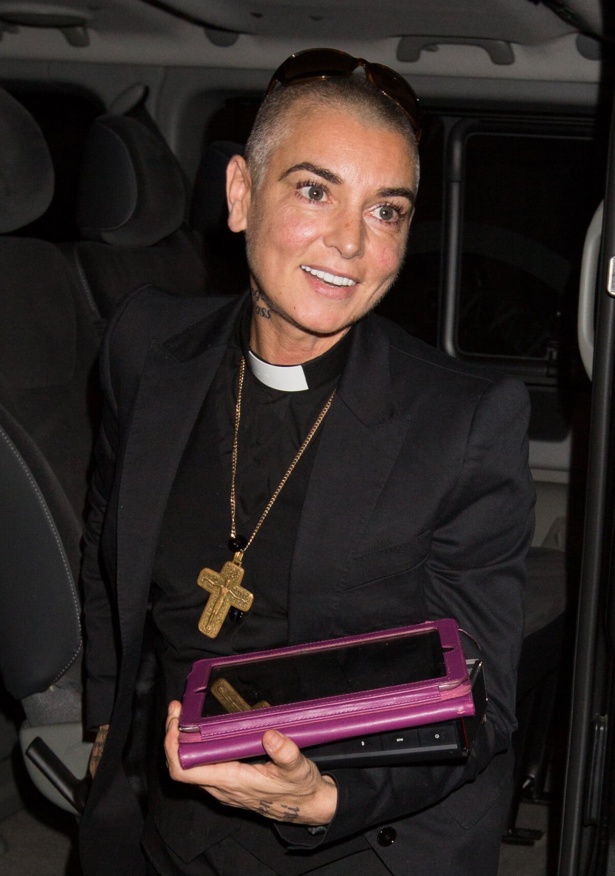 Photo : Exclusif - Sinéad O'Connor arrive habillée en prêtre pour son ...