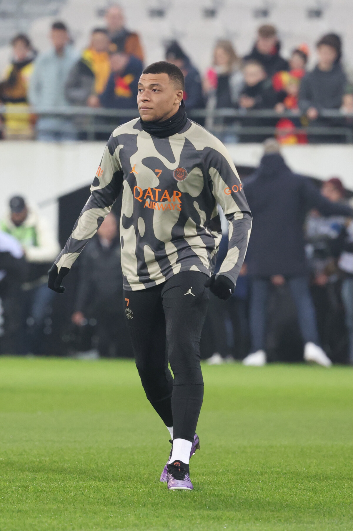 Photo : Kylian Mbappé lors du match RC Lens - Paris Saint-Germain ...