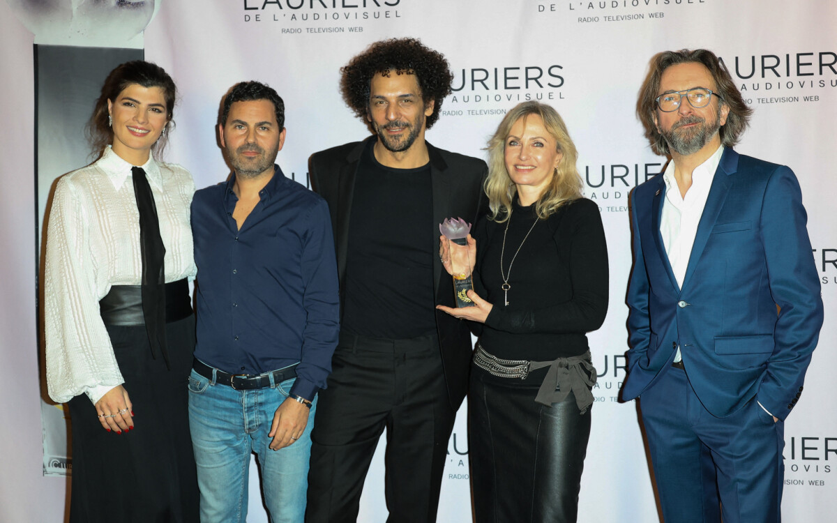Photo : Eloïse Valli, Roman Turlure, Tomer Sisley (Laurier de la série ...