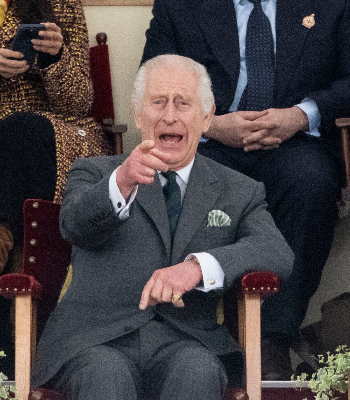 Vidéo : PHOTOS Charles III comme vous l'avez rarement vu : gros fou ...