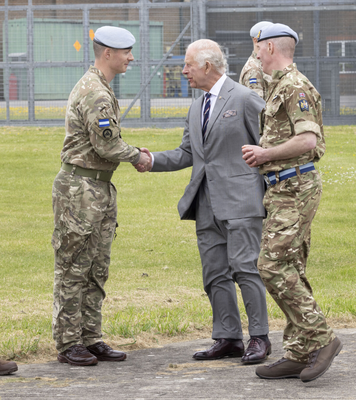 Photo : Le roi Charles III d'Angleterre remet officiellement le rôle de ...