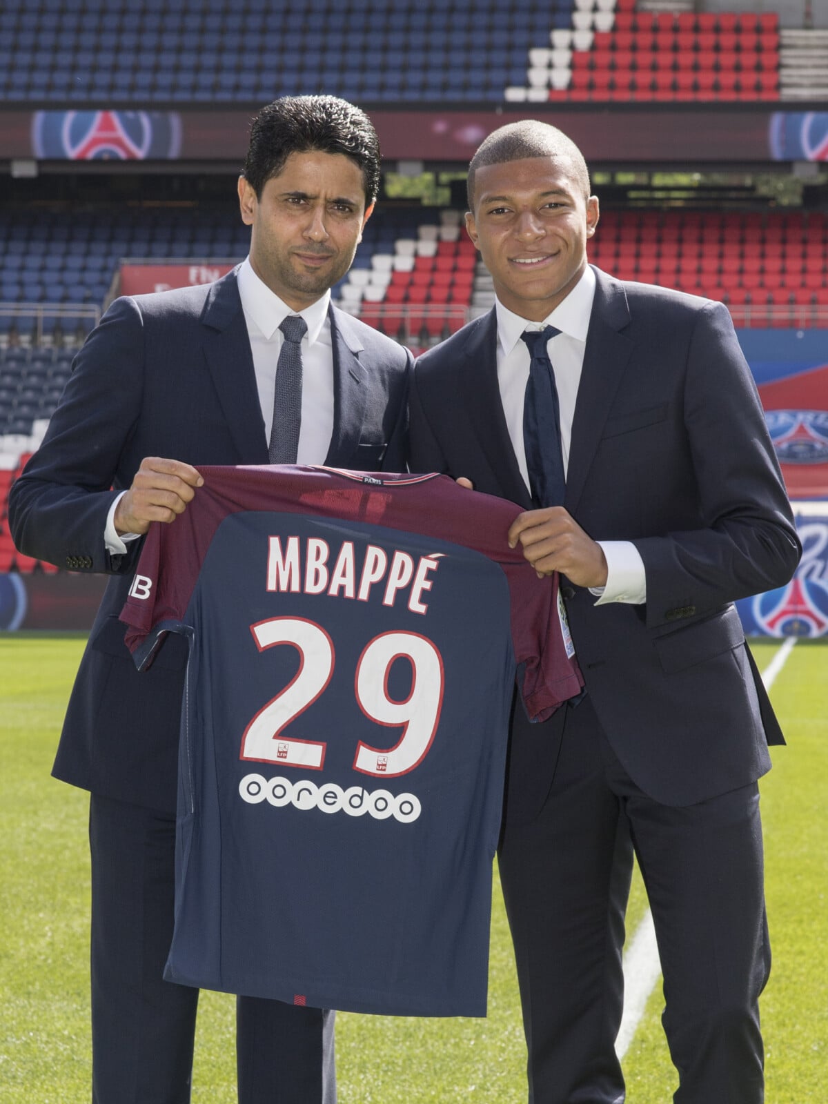Photo : Kylian Mbappé et le prince Nasser Al-Khelaïfi (président du PSG ...