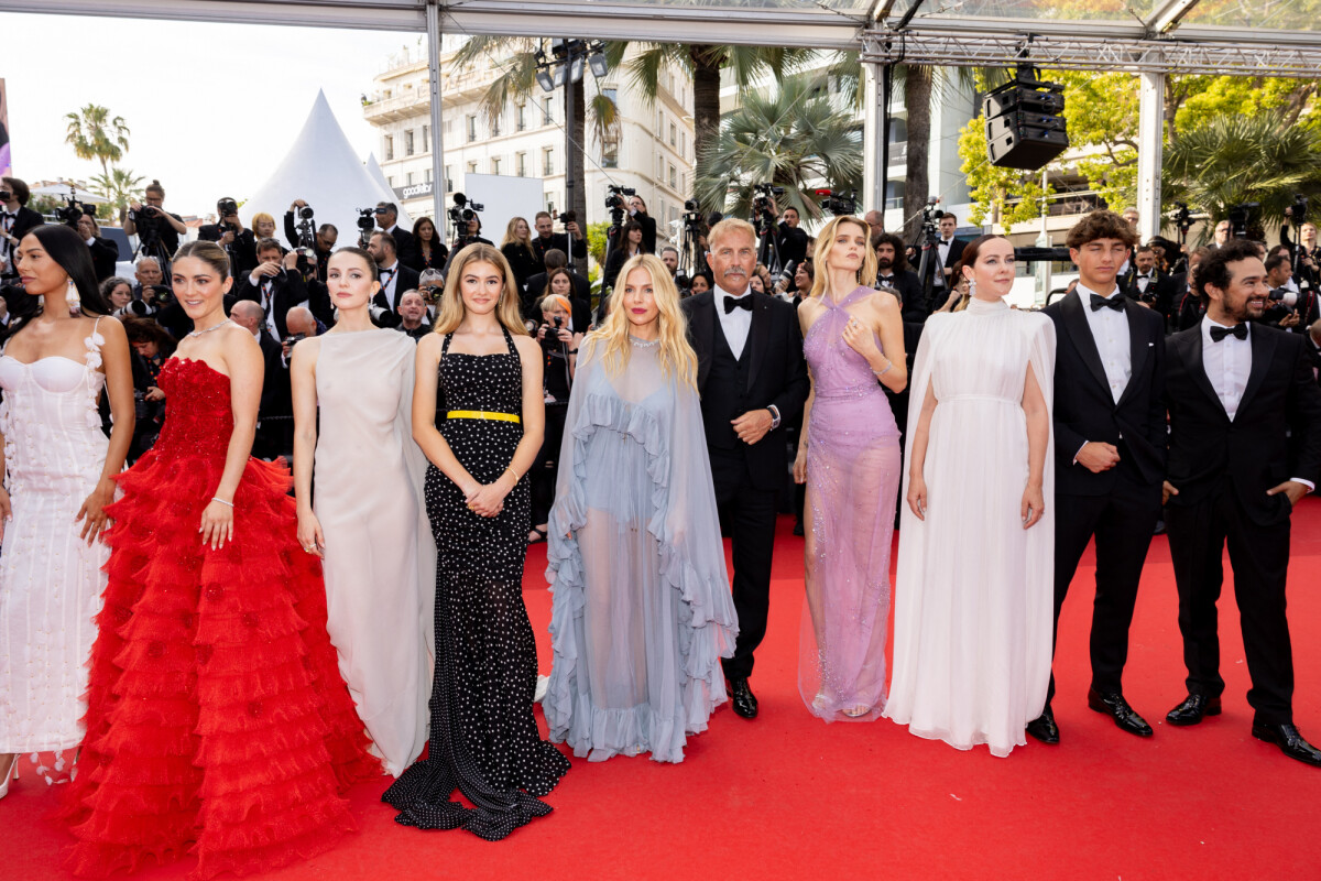 Photo : Wasé Chief, Isabelle Fuhrman, Ella Hunt, Georgia MacPhail ...