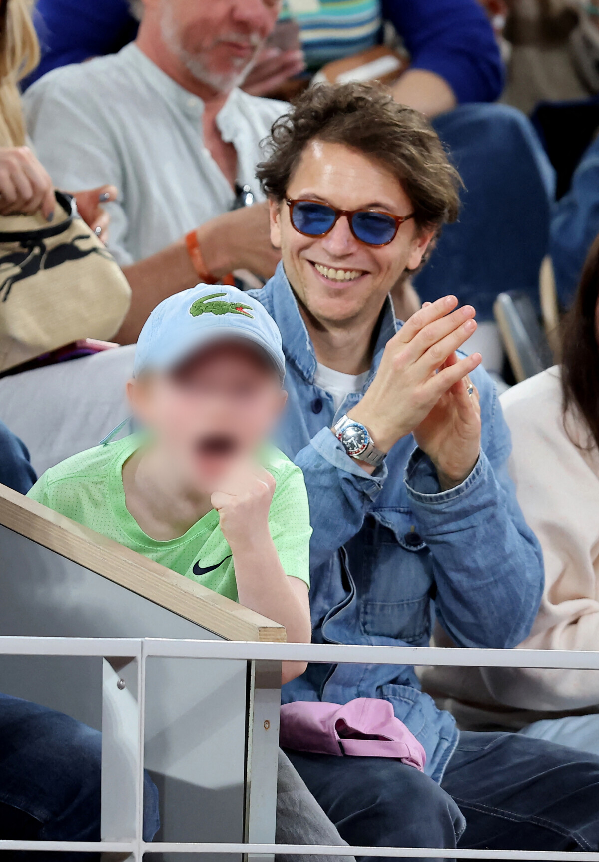 Photo : Et le jeune garçon semble aussi fan de tennis que ses parents ...