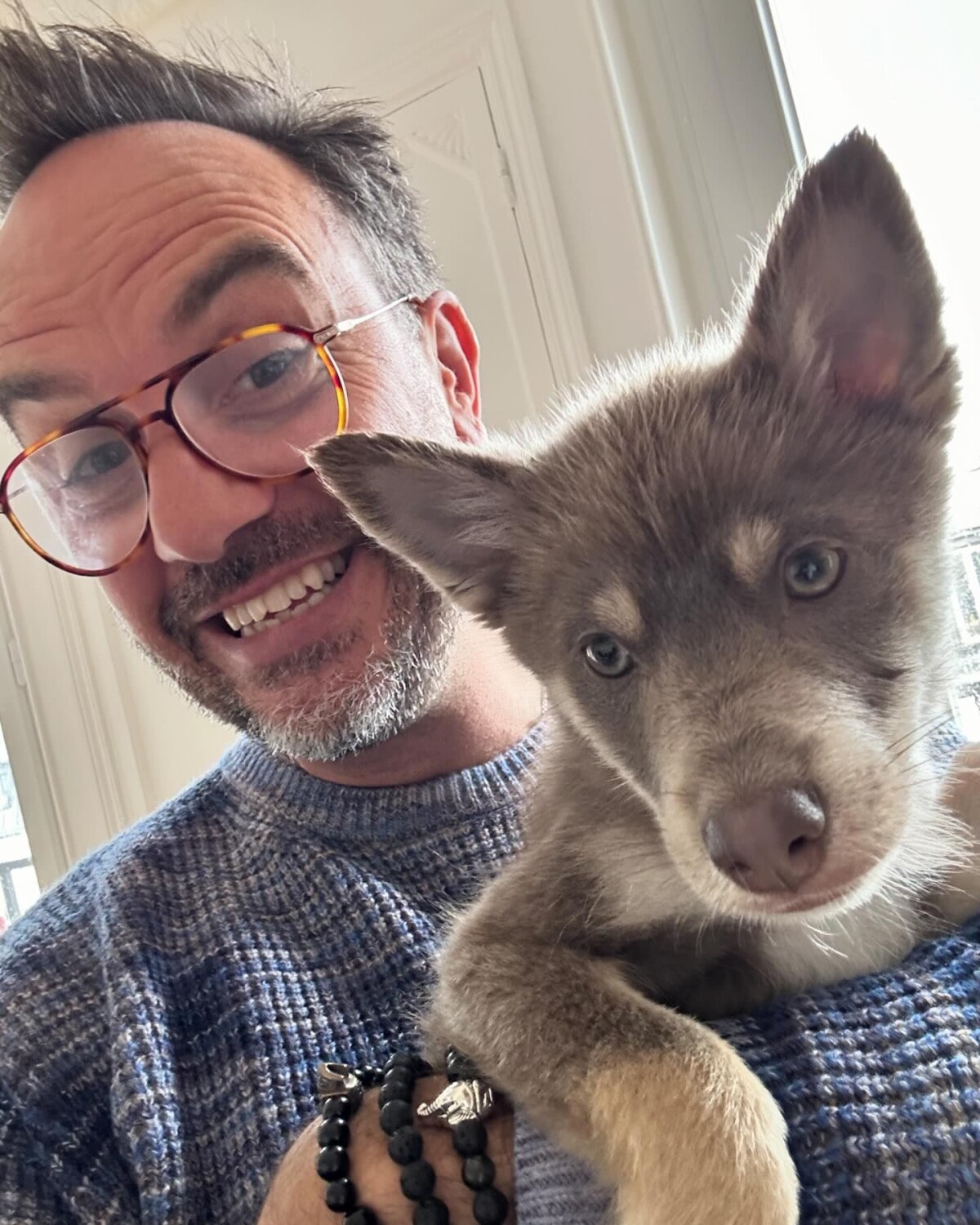 Photo : Jarry présente le nouveau membre de sa famille, un chien ...