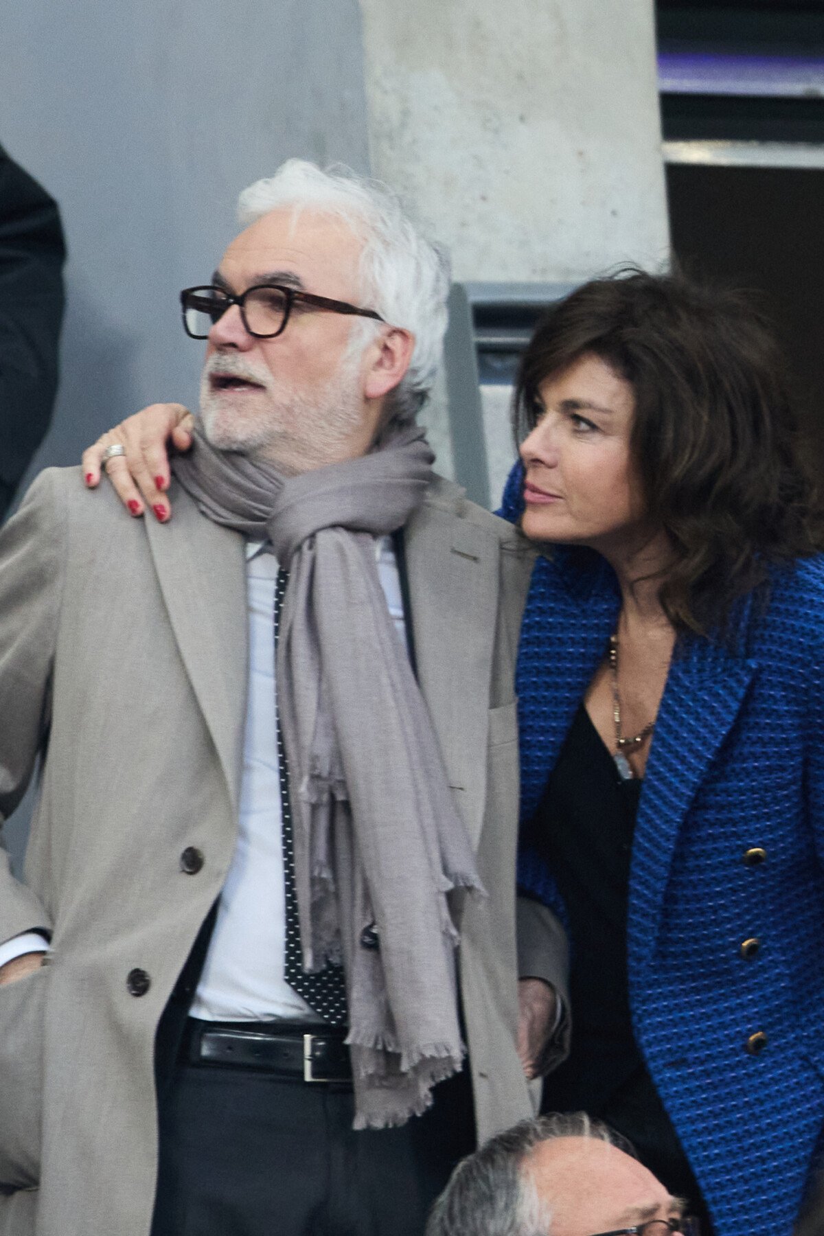Photo : Pascal Praud et sa compagne Catherine dans les tribunes du match de football de la Coupe ...