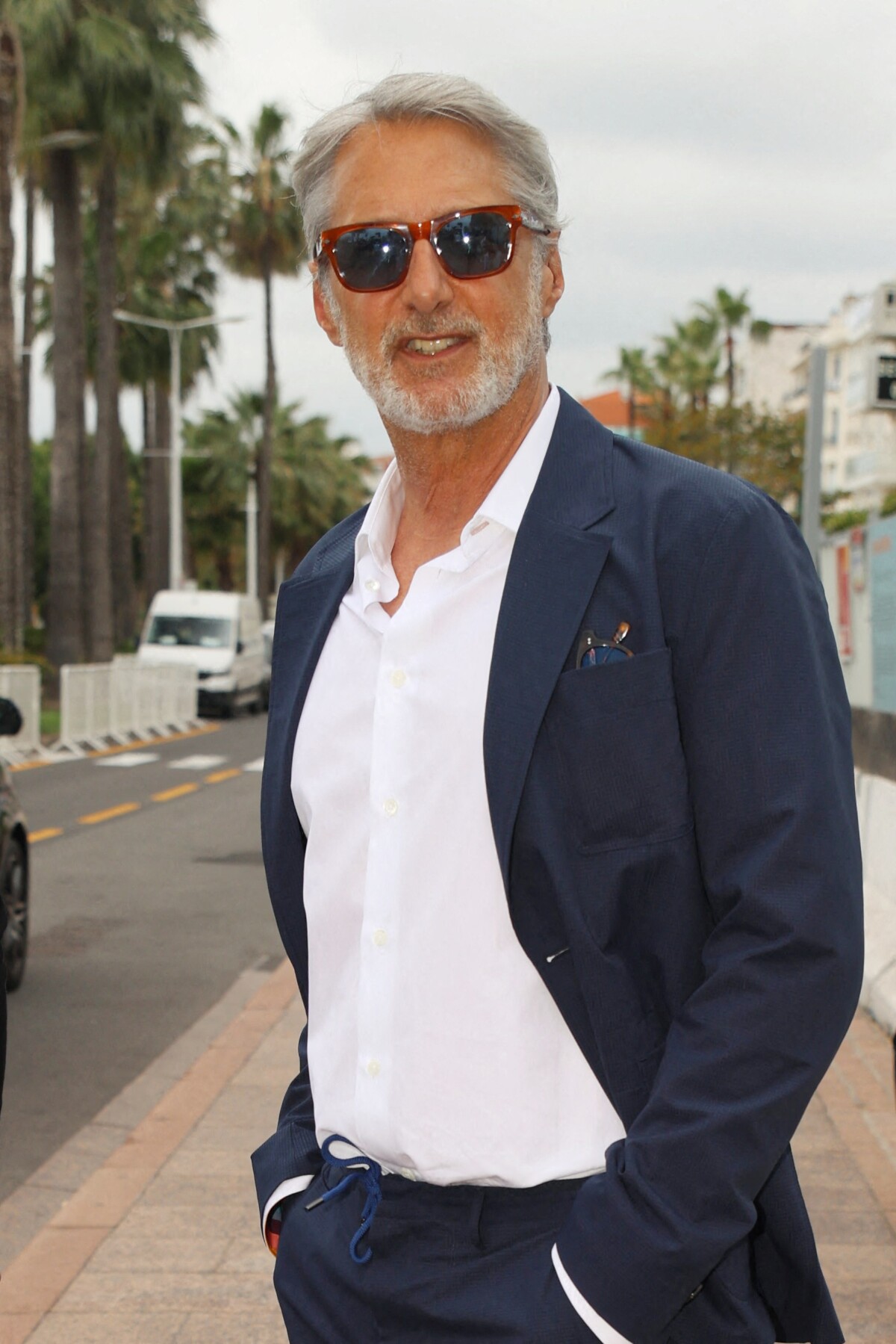 Photo : Antoine De Caunes est aperçu sur la Croisette lors du 77ème ...
