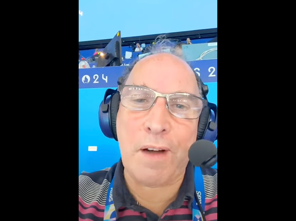 Photo : Avant lui, c'est le journaliste britannique d'Eurosport Bob ...