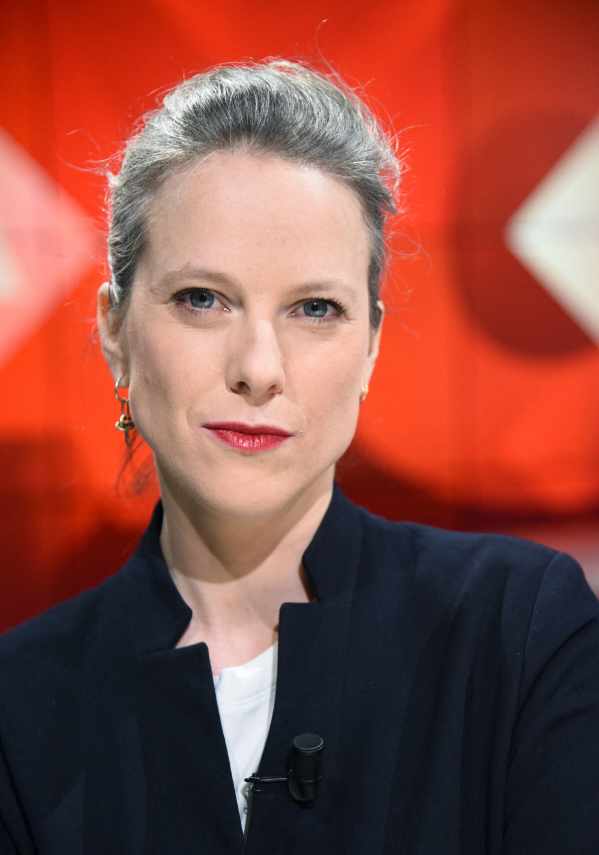 Photo : Lucie Castets donne une interview sur RMC/BFMTV à Paris, France ...