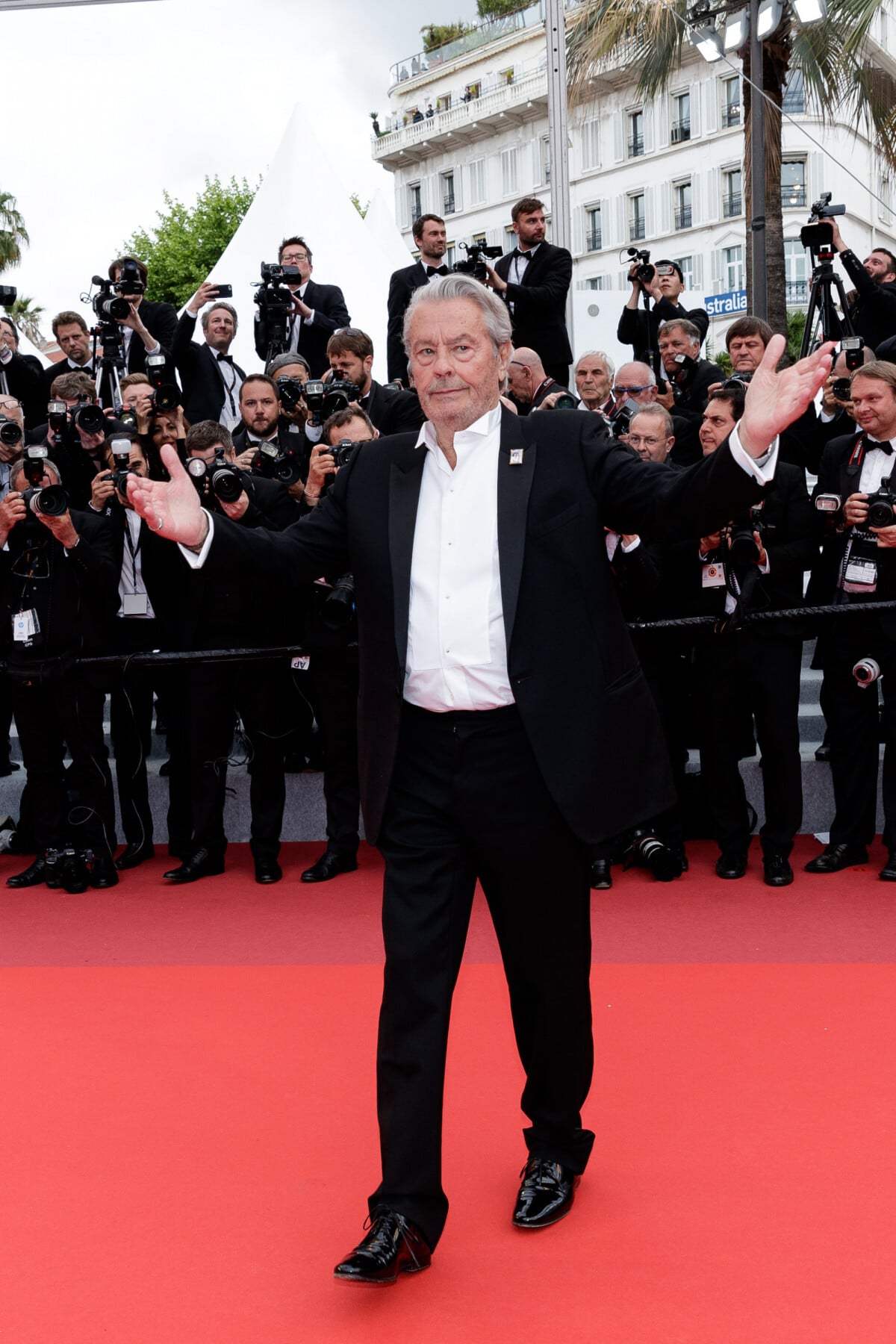Photo : Alain Delon (avec un badge Paris Match d'une ancienne ...